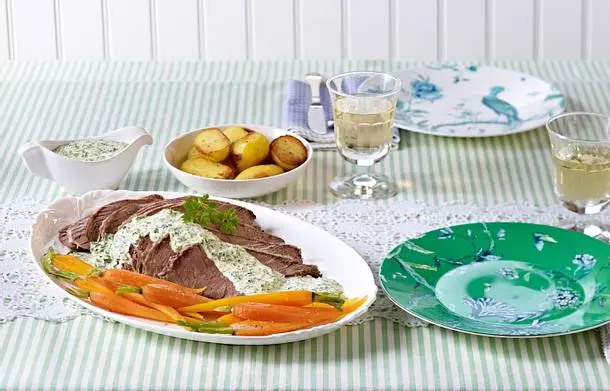 Gekookte filet met groen sous, gekookte aartappels en heuning wortels (kookskool) resep