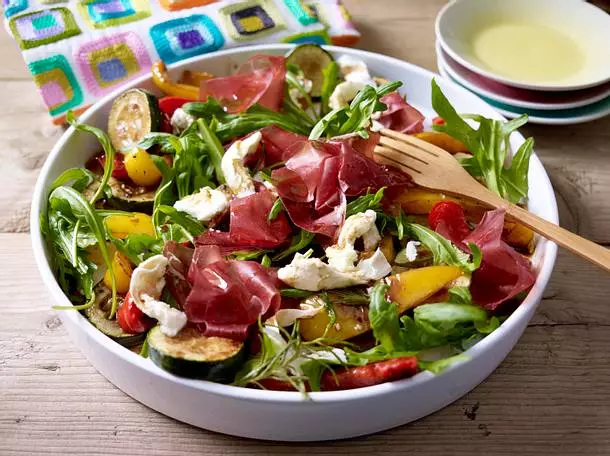 Salad sayuran panggang dengan resep mozzarella dan Bündner Fleisch