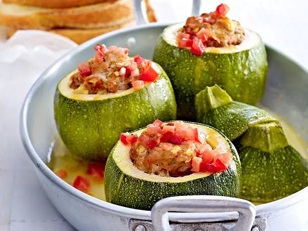 Round zucchini na may bratwurst filling recipe 10091_1