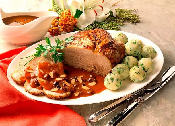 وصفة Sauerbraten مع فطائر البطاطس بالأعشاب