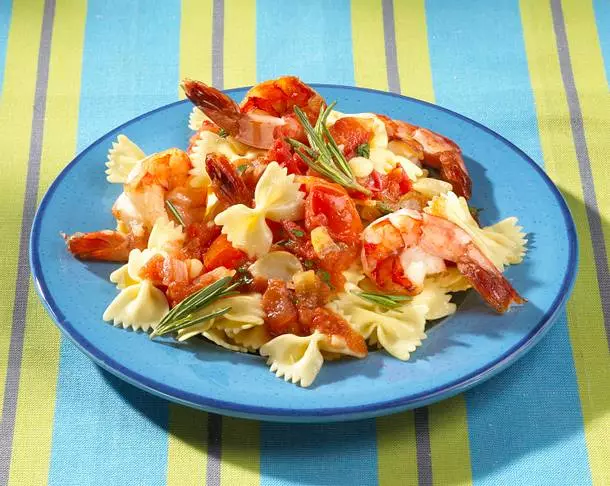 Gamberi in salsa di pomodoro con ricetta Farfalle 10104_1