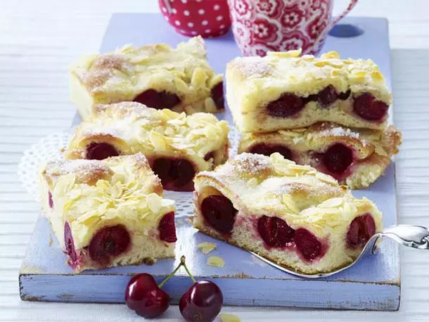 Receita de bolo de manteiga recheado com cerejas