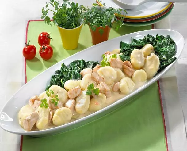 Zalmfilet in roomsaus met gnocchi en spinazie recept