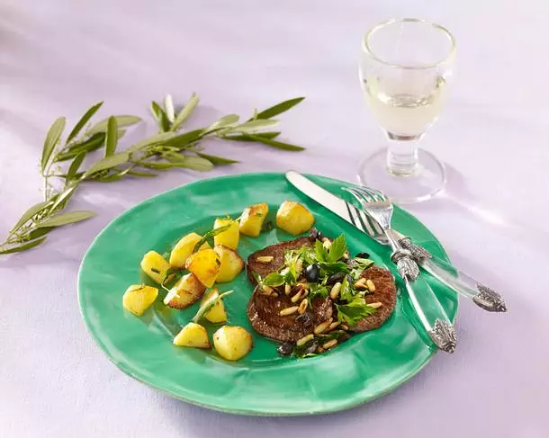 Kalfsschnitzel met olijven, pijnboompitten en gebakken aardappelen (hoofdgerecht Donna Hay) recept