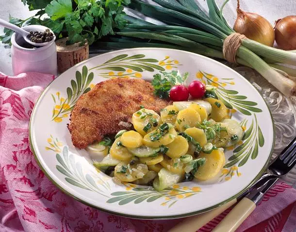 Salate e futhumetseng ea litapole e nang le schnitzels Recipe ea mokhoa oa Viennese 10267_1