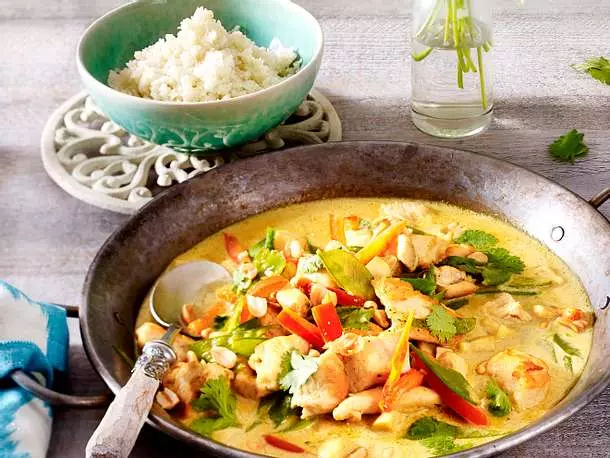 Chicken Coconut Curry na may Cauliflower Rice Recipe