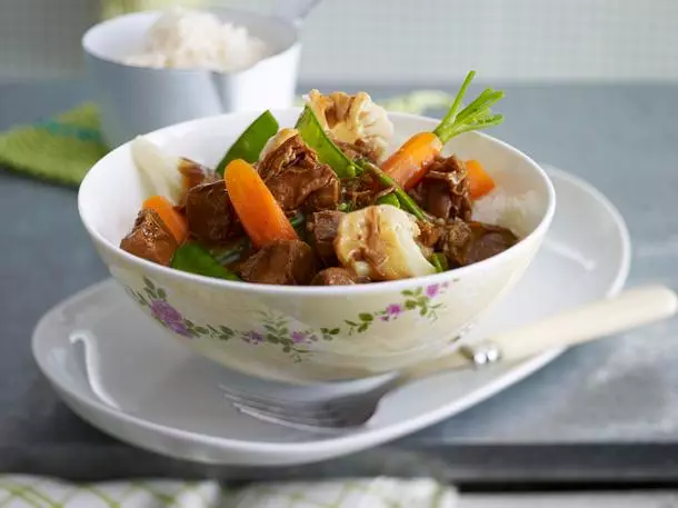 Receta de verduras tiernas con ragú de cordero en salsa de canela y cúrcuma