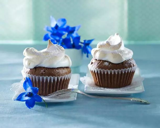 Receta de cupcakes (muffins) de chocolate con merengue (cuatro veces diferente)