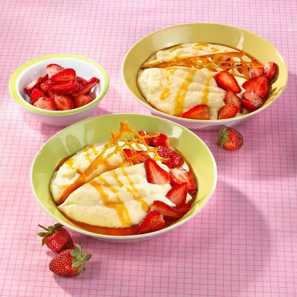 Bubur semolina dengan resipi strawberi panas dan sirap