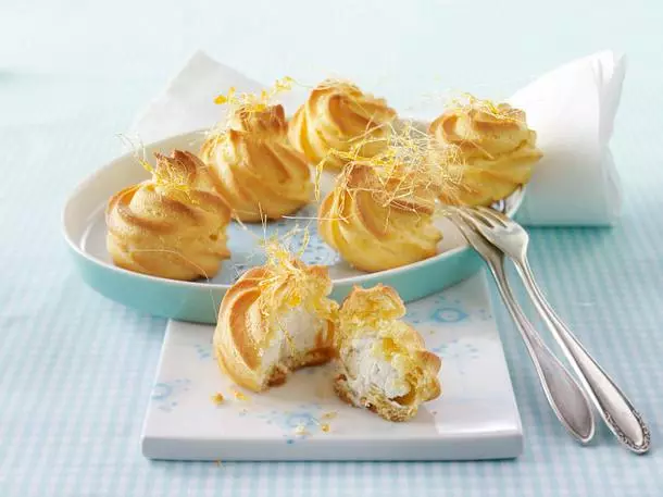 Receta de profiteroles con relleno de crema de vainilla e hilos de caramelo