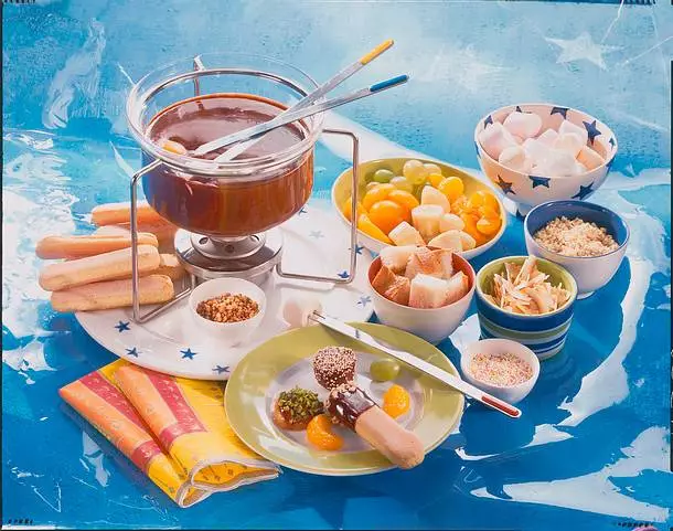 Resep fondue cokelat Tahun Baru yang besar