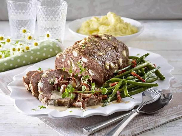 Meatloaf dengan kacang hijau dan krim chanterelle dengan resep kentang tumbuk