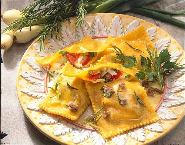 Ravioli dengan resipi isi tomato dan mozzarella