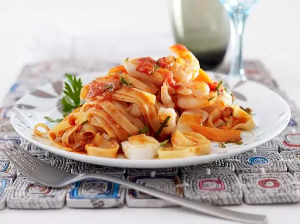 Fijne tagliatelle mei seafood ragout resept