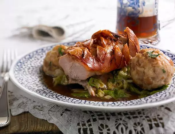 Baksidan av spädgris med ölsås och kringla dumplings recept