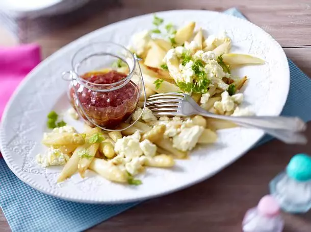 Asparagus sisun pẹlu feta didin ati ilana rhubarb chutney