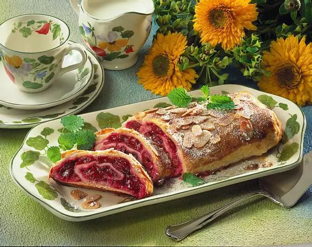 Receta strudel për marzipan qershie 10822_1