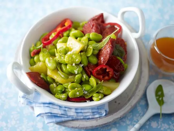 Ljúkt salat með breiðum baunum og chorizo uppskrift