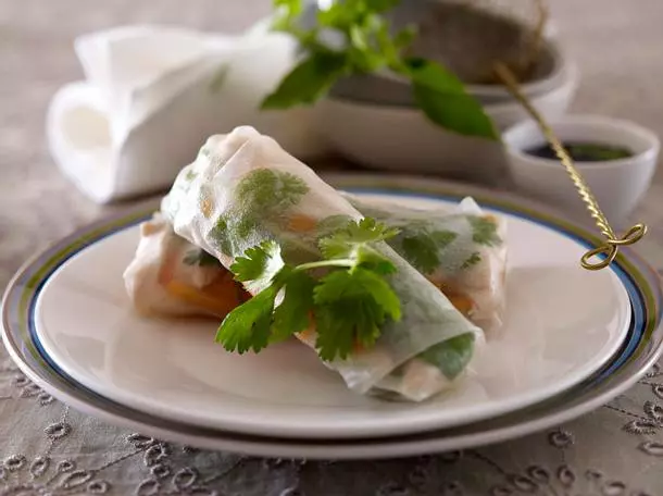 Recept na jarní závitky s kuřecím řízkem a sójovou omáčkou