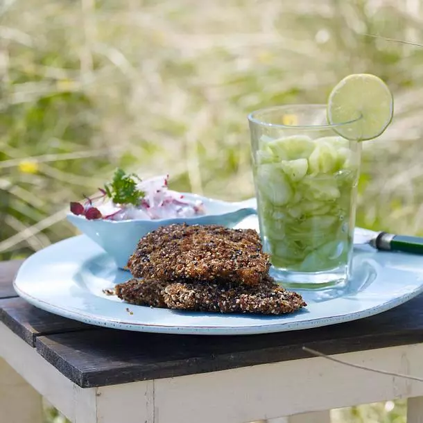 Receta de escalope crujiente de sésamo con caipirinha de pepino