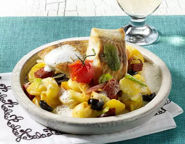 Ensalada templada de patata con filete de abadejo y receta de salsa de vino blanco