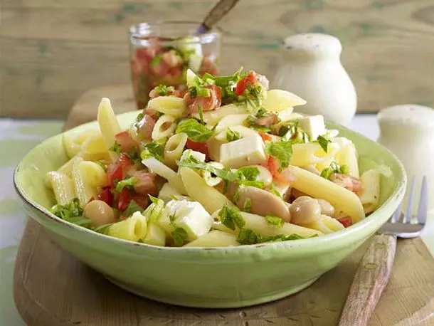 Salad Penne Suam-suam kuku dengan resep Kacang Putih dan Salsa Tomat 10869_1