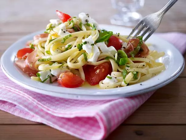 Bavette bi tomato, tîrêjên goştê goştê goştê goşt, rihan û sîr reçete