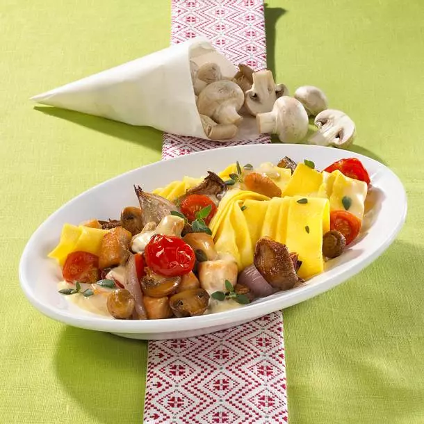 Tagliatelle e nang le li-mushroom le recipe ea khoho 10933_1