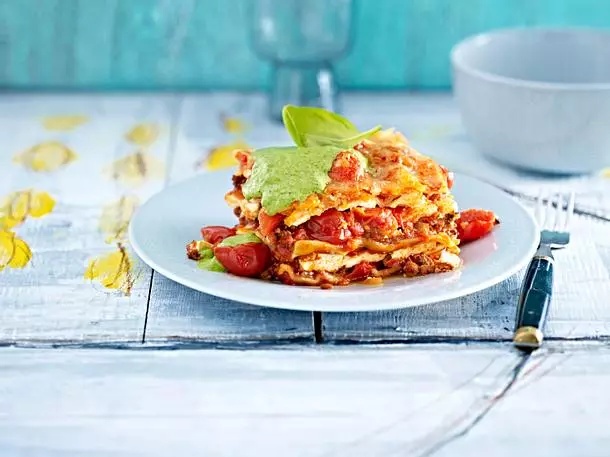လတ်ဆတ်သောဟင်းနုနွယ်ရွက်ခရင်မ်နှင့် Feta minced lasagne