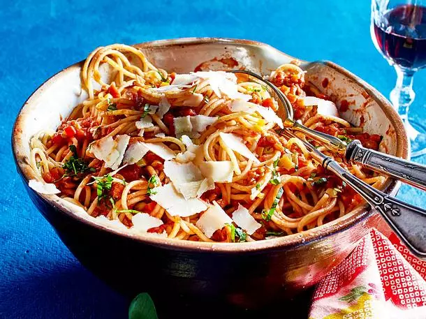 Lënsen Bolognese mat Spaghetti