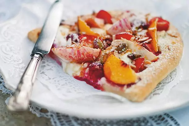 Søt pizza med mascarpone og fersk fersken oppskrift