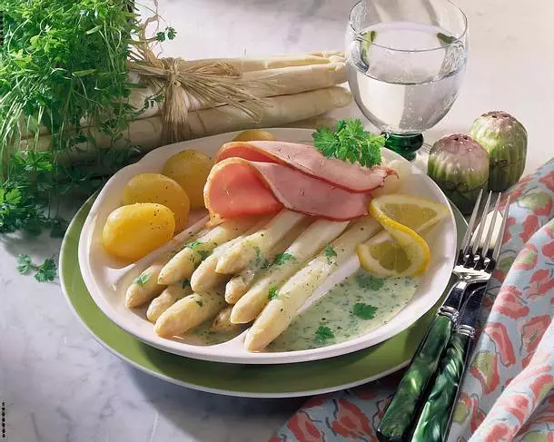 Asparagus with Kasseler cold cuts recipe