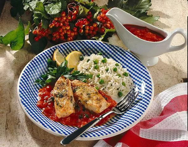 Filetto di pesce alle erbe con salsa di pomodoro ricetta