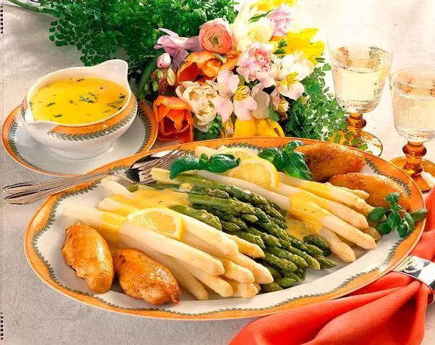 Fîleyên mirîşkan bi reçeteya asparagus û basil hollandaise