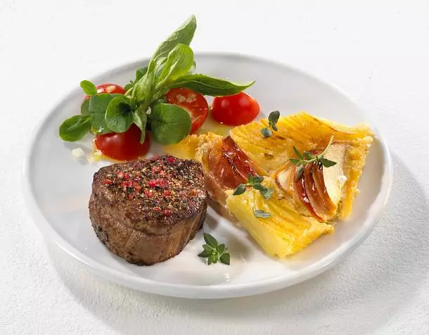 Resipi steak fillet daging lembu dengan kentang dan gratin epal (sehingga 500 kcal).