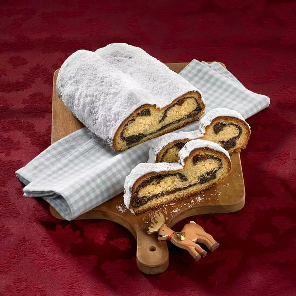 គ្រាប់អាភៀនបុរាណ stollen ជាមួយ raisins និងរូបមន្ត hazelnuts