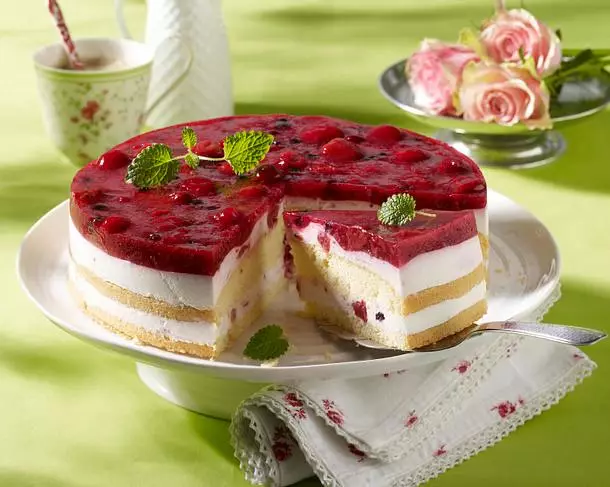 Yoghurt biscuit cake with red fruit jelly recipe