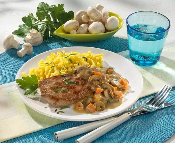 Recipe ea Schnitzel ka sauce e bonolo ea li-mushroom