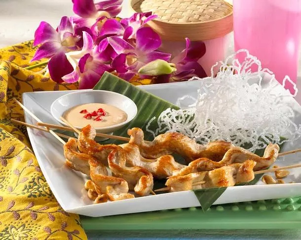 Indonesian satay skewers nwere ihendori ahụekere na uzommeputa ugegbe e ghere eghe