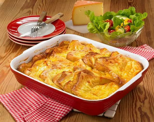 I-cheese kunye nesonka casserole kunye neresiphi yesaladi