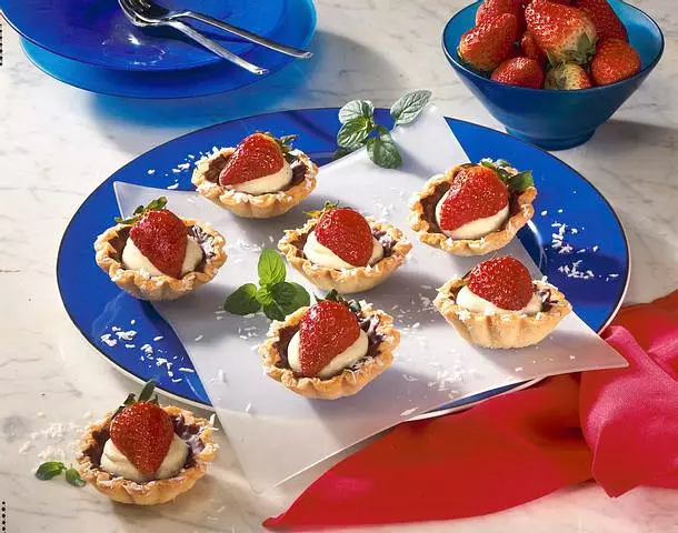 I-coconut tartlets kunye ne-strawberries (isifo sikashukela) iresiphi