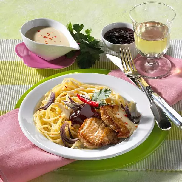 Ingulube ene-currant spaghetti iresiphi