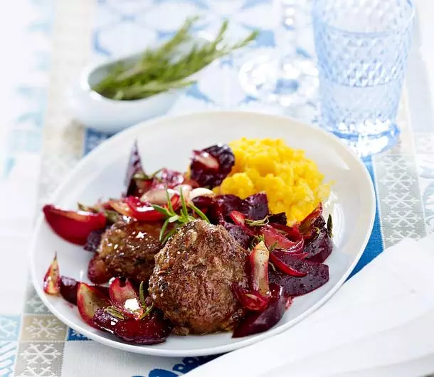 I-beetroot ebhakiweyo kunye ne-meatballs recipe