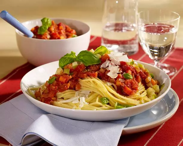 Let pasta med tomat- og grøntsagssauce opskrift