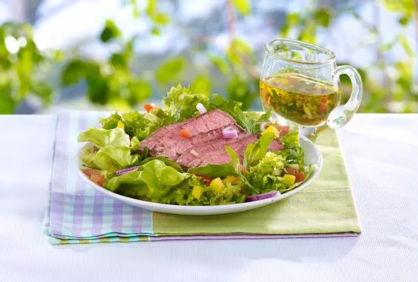 Steak fuq riċetta ta 'insalata tas-sajf