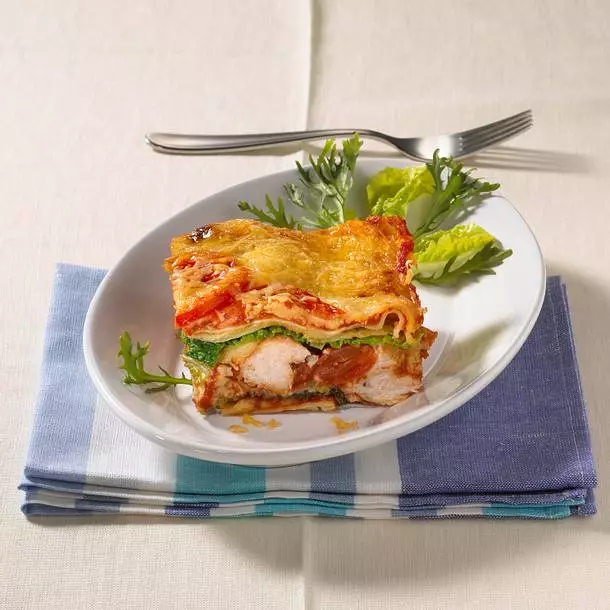 Lasagne med kalkunfilet, savoykål og tomatsaus oppskrift 12407_1