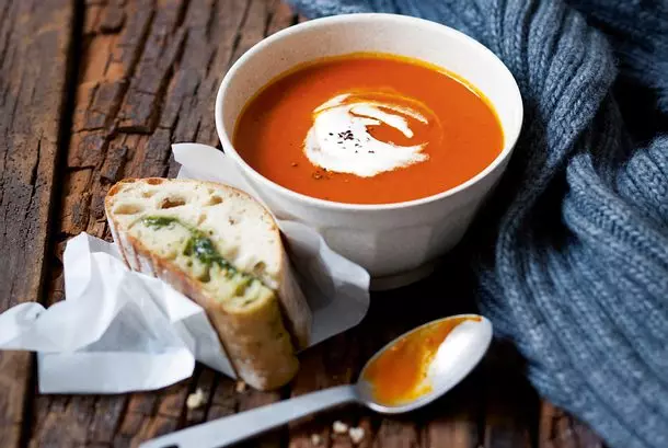 Pumpkin Tomato Soup nga adunay Pesto Ciabatta Recipe