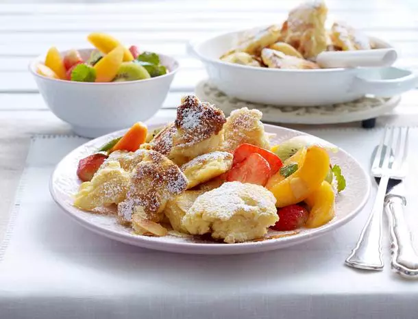 Almond Kaiserschmarrn kalawan resep salad buah 12690_1