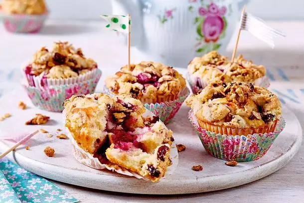 Raspberry muffins with granola sprinkles recipe