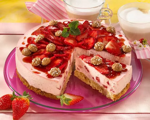 Strawberry Amarettini Cake Recipe 13612_1